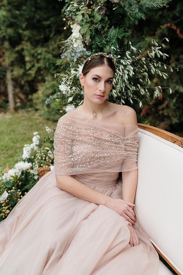 Chic styled shoot with white blooms and stunning emerald tones - Chic ...