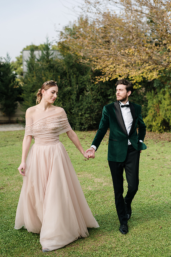 Chic styled shoot with white blooms and stunning emerald tones - Chic ...