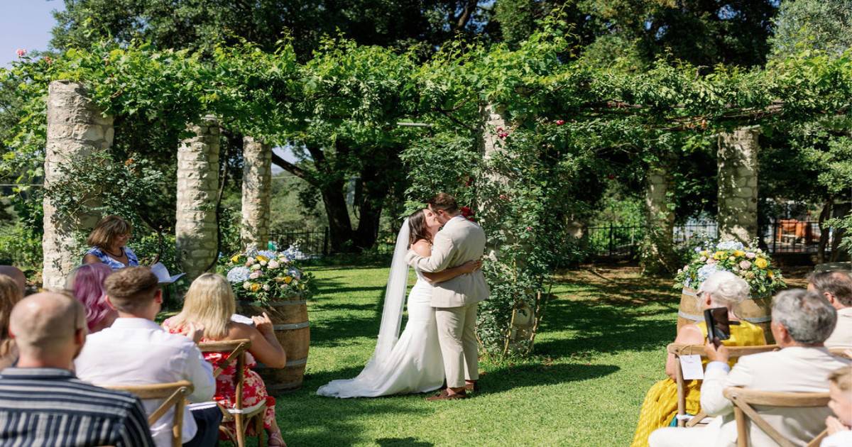 Lovely spring wedding with stunning floral designs | Charlee & Jack ...